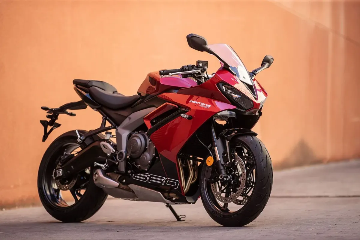 Triumph Daytona 660 Price in India 2025, Full Specs & Review | Smartprix