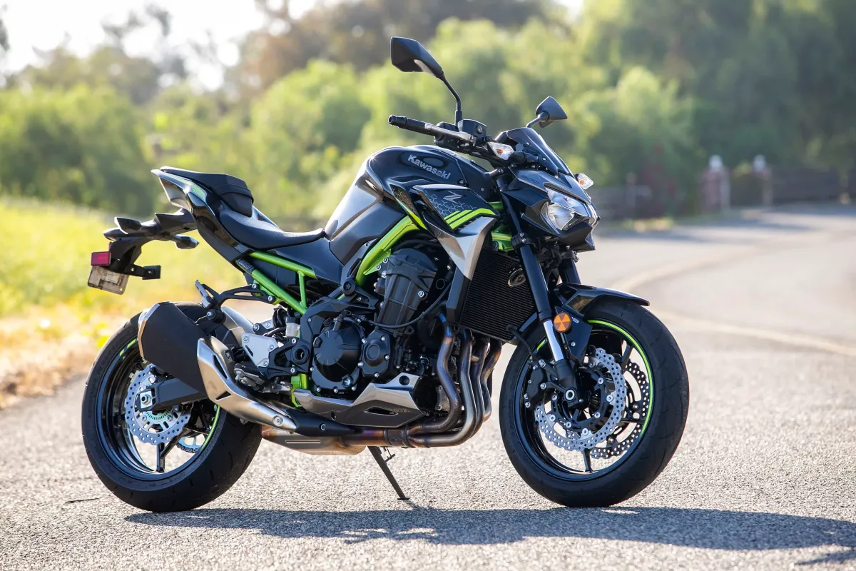 Kawasaki Z900 Price in India 2025, Full Specs & Review | Smartprix