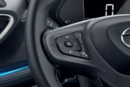 Tata Altroz XM Plus S CNG Price in India 2025, Full Specs & Review ...