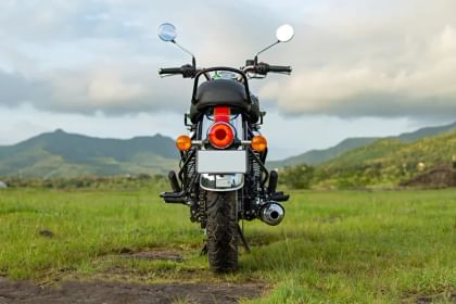 Royal Enfield Classic 350 Commando Sand Price in India 2025, Full Specs ...